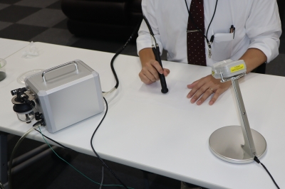 異物をピンポイントで除去 TRINC、精密部品向け装置発売 | 日刊工業新聞 電子版